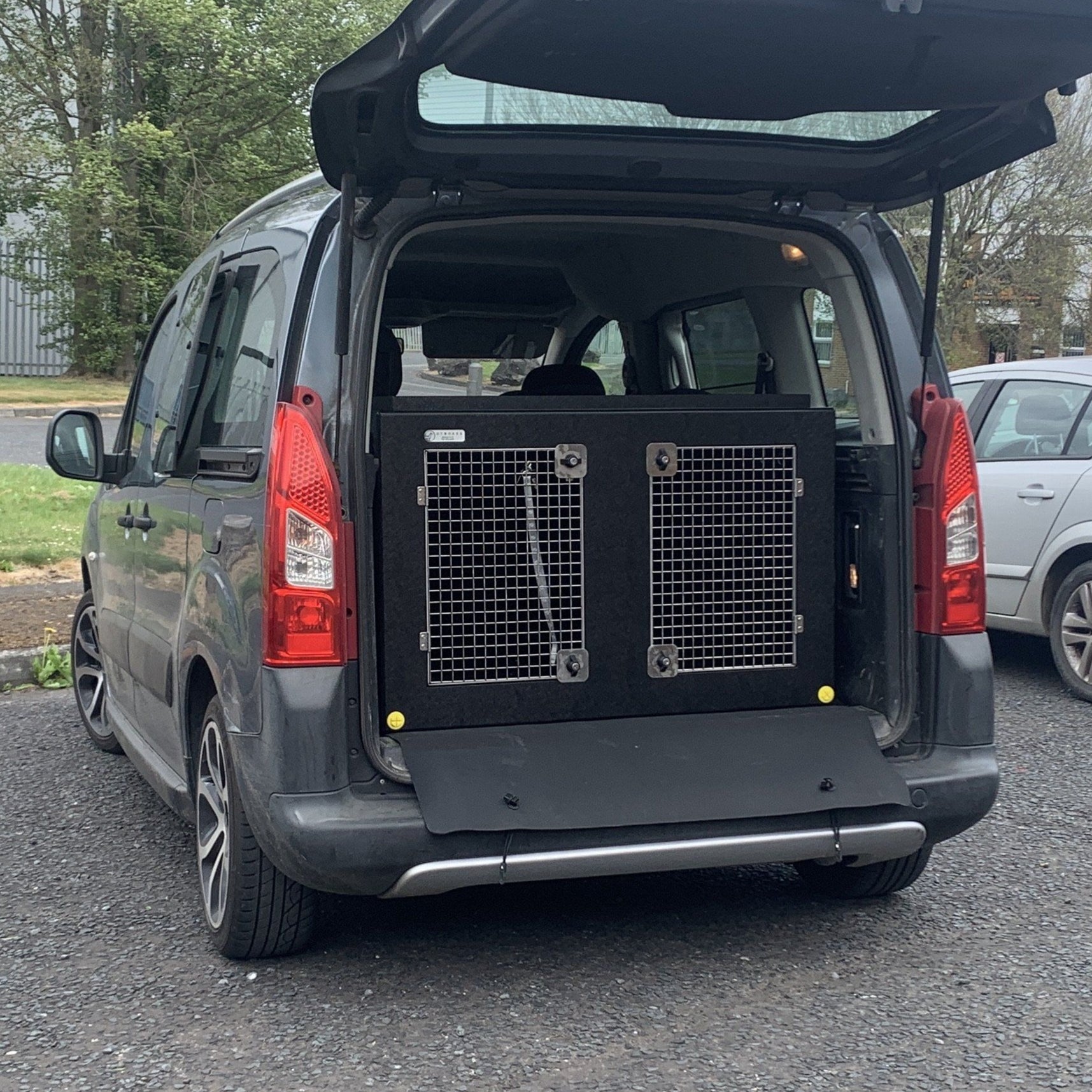 Dog Crate for the Citroën Multispace - Peugeot Partner II — DT BOXES