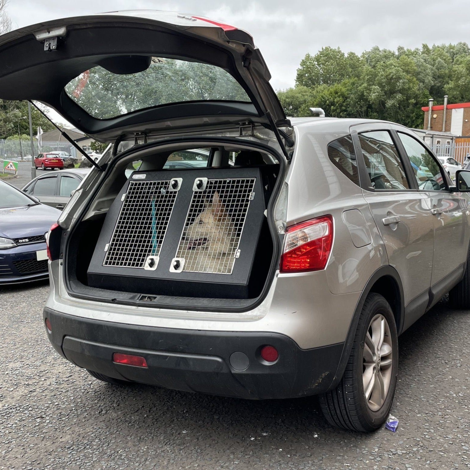 Nissan Qashqai Dog Car Crate - DT 10 — DT BOXES